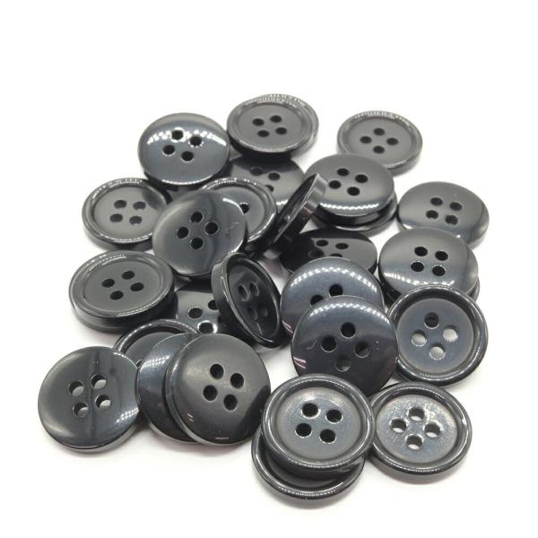 シンプルなタイプの4つ穴ボタンです。ポリエステル製のボタンです。＜仕様＞■入数11.5mm：12個入り13mm：10個入り15mm：8個入り18mm：6個入り21mm：4個入り