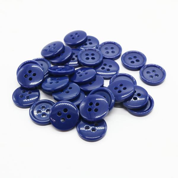 シンプルなタイプの4つ穴ボタンです。ポリエステル製のボタンです。＜仕様＞■入数11.5mm：12個入り13mm：10個入り15mm：8個入り18mm：6個入り21mm：4個入り