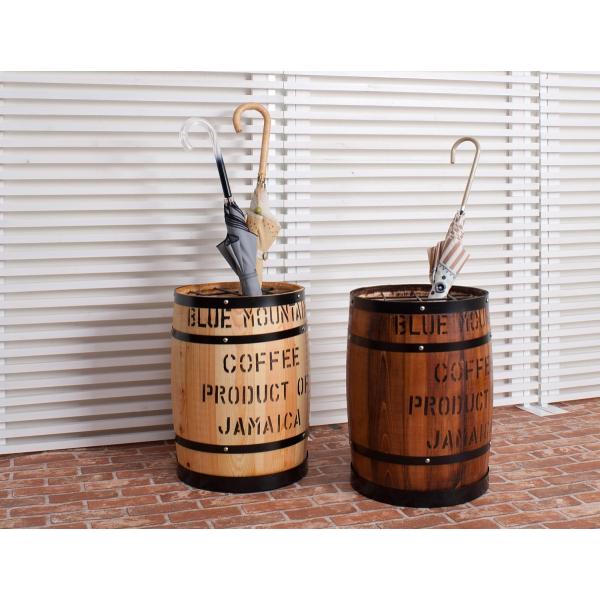 輸入したコーヒー豆の樽をイメージした、国産のヒノキを使用した雰囲気あふれる樽型アンブレラスタンドです。ひのきは防虫効果が高く森林浴の成分も含む、うれしい一品です。■商品の仕様/本体：天然木ひのき材（ナチュラル：クリア塗装、ブラウン：オイルス...