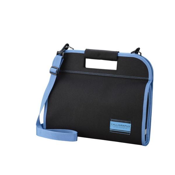 ●スタンダードな書道セットで、バッグは使い易いフルオープンタイプです。●手提げ・ショルダーの2WAY仕様です。●通気性に優れたサイドメッシュ仕様です。●サイズ：330×275×40mm●重量：約1.3kg●半紙バサミ機能付き●反射板付き●名...