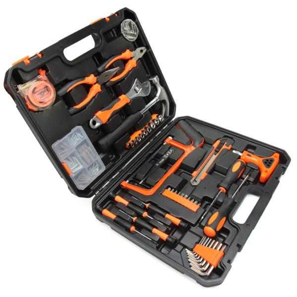 商品仕様：サイズ：356×265×68mm重量：2.63kg材質：高品質スチール・ABS樹脂セット内容（104点）：小型鋼ノコギリ ×1T型ハンドル付きラチェットレンチ ×1プラスドライバー（3×100mm） ×1メジャー（3mスチール製）...