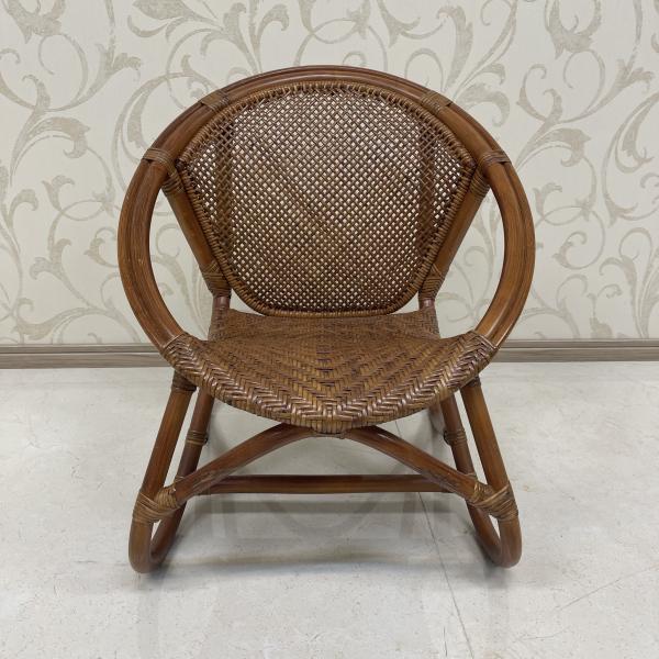1960年代から1980年代頃にかけて、天然素材への憧憬が高まったミッドセンチュリー期を思わせる、個性的なラタンチェアです。背もたれからアームにかけて描かれる円形のフレームは、熟練の職人技によって生み出されています。座面と背もたれには細いラ...