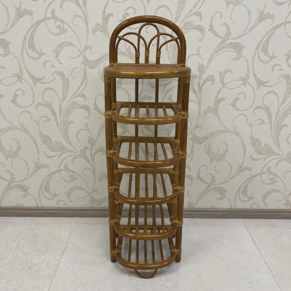 天然ラタン（籐）を丁寧に編み込んで作られた、温かみのあるスリッパラックです。ラタンの持つ自然な風合いと美しい編み目が、空間に上品なナチュラル感をもたらします。最も特徴的なのは、縦型の省スペース設計と多段構造です。限られた玄関スペースを有効活...