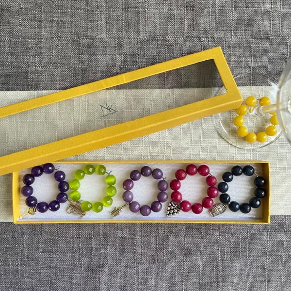 【発売日：2023年11月27日】天然石のワインタグ（グラスマーカー）5個のセットです。自分のグラスをおしゃれにマークできます。ホームパーティだけでなく、普段使いにしてもカラフルな色彩でテーブルも心もぐっと華やぎます。ナプキンホルダーやクリ...