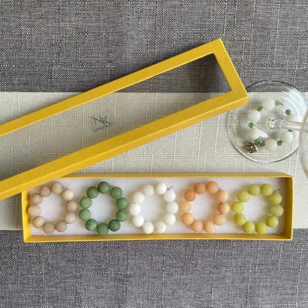 天然石のワインタグ（グラスマーカー）5個のセットです。自分のグラスをおしゃれにマークできます。ホームパーティだけでなく、普段使いにしてもカラフルな色彩でテーブルも心もぐっと華やぎます。ナプキンホルダーやクリスマスなどのオーナメントにも！工夫...