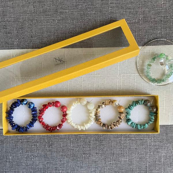 天然石のワインタグ（グラスマーカー）5個のセットです。自分のグラスをおしゃれにマークできます。ホームパーティだけでなく、普段使いにしてもカラフルな色彩でテーブルも心もぐっと華やぎます。ナプキンホルダーやクリスマスなどのオーナメントにも！工夫...