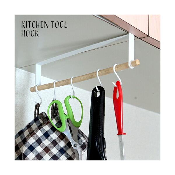 戸棚下キッチンツールフック商品名       戸棚下キッチンツールフックサイズ       幅約33cm×高さ約10.5cm材質       スチール(粉体塗装)・木材付属品       フック　5個商品特徴       ・よく使うキッチン...