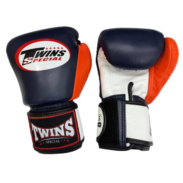 TWINS　ツインズ　ボクシンググローブ　8oz  マジックテープ式　本革式　ネイビーTWINS激レアトリプルカラー！数量限定となっております。レアカラーでライバルに差をつけよう！グローブ：最高級本革仕様：マジックテープ式サイズ：フリーサイ...