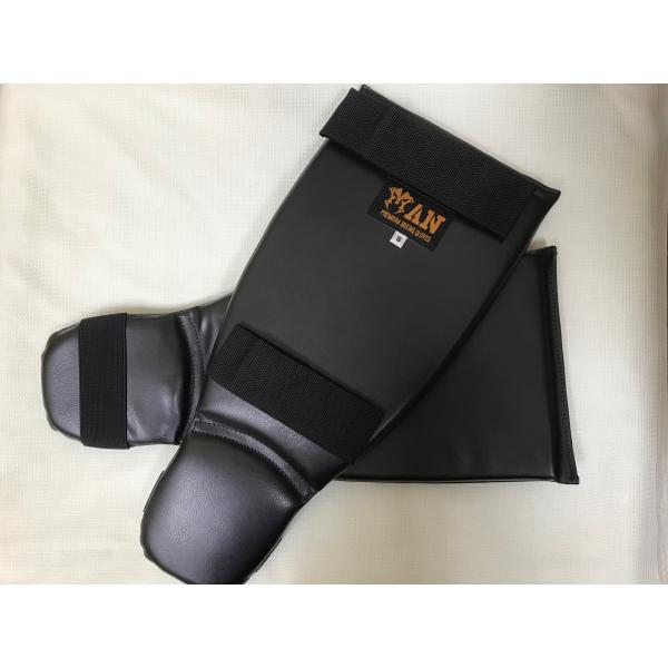 MAN FIGHT　レッグガード　マンファイト　Sサイズ老舗TWINS製と変わらずの同仕様です。メーカーにこだわらない方には大変オススメです。レガース：マイクロファイバー製　ソフトタイプ　皮質強度：PU製 ＜ マイクロファイバー製 ＜ 本革...