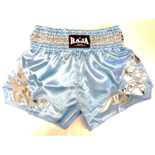 RAJA 　ムエタイキックパンツ　Sサイズ　スカイブルーシルバー　無地 大人気のRAJAパンツ！オリジナルデザインができる無地パンツが入荷！そのまま着用するのも良し、ジムワッペンなどを縫い付けても良し！男女問わず着用可能です！生地：サテンサ...