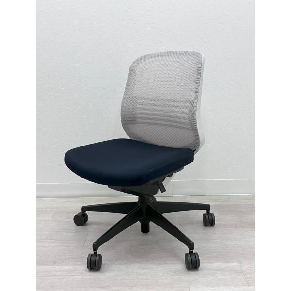 ■管理番号：3300000078385■メーカー：コクヨ■型番：CR-G2620E1C■座面の高さ：SH410-500mm■カラー：グレー /ソフトグレーxブラック■シリーズ：シロッコ（Scirocco）チェア独自のフレームデザインで、メッ...