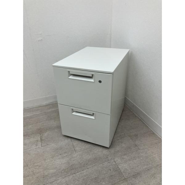 ■管理番号：3300000115568■メーカー：プラス■型番：LE-046SC-A2■カラー：ホワイト /ホワイト■シリーズ：リードシリーズ機能・デザイン・価格に優れた国産品質のデスクです。■外形寸法：W396 x D577x H605m...