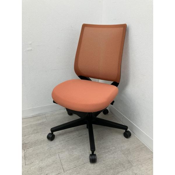 ■管理番号：3300000119046■メーカー：コクヨ■型番：C04-B100MW■座面の高さ：SH415-505mm■カラー：オレンジ /【背座】ソフトテラコッタ【フレーム・脚】ブラック■シリーズ：Mitra2（ミトラ2）チェアあらゆる...