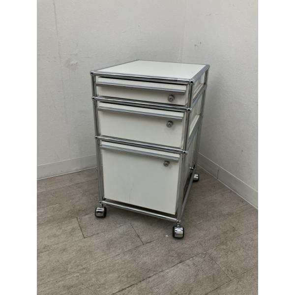 ■管理番号：3300000127600■メーカー：USM■カラー：ホワイト /ピュアホワイト■シリーズ：ROLLBOY(ロールボーイ)■外形寸法：W418 x D523x H710mm■規格・仕様：3段/カギなし(作製不可)/トレー付※上記...