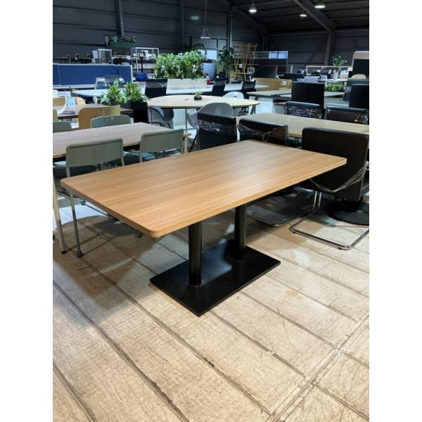 ■管理番号：3300000128544■カラー：ブラウン /【天板】オーク系色【脚】ブラック■外形寸法：W1500 x D800x H700mm■規格・仕様：木目調※上記は型番などから調べたデータを抜粋したものです。