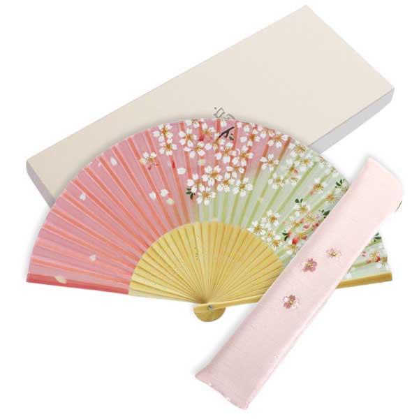 【セット内容】 婦人用扇子 1本 扇子用差し袋 1個【サイズ】　扇子２１０ｍｍ（６.５寸３５間）差し袋：２３０×４０ｍｍ【素材】 扇部分：シルク　 柄：唐竹　差し袋：シャンタン【仕様】 化粧箱入り　箱寸：２６０×１０５×２０ｍｍ　【包装につ...