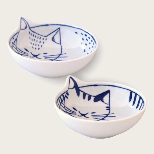 こちらの商品は石丸陶芸が手掛ける人気の器、波佐見焼の「neco鉢」2枚セット (箱なし) になります。丸い形のお皿に、猫たちが上手に収まっているように見える、鍋の取皿などに使いやすい「neco鉢」。　 耳が飛び出した特徴的な形 。耳の部分に...