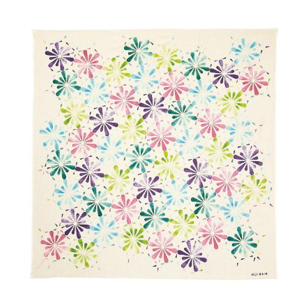 軽くて柔らかい綿ふろしきに撥水加工を施したふろしき。ものを包むだけでなく、結んでエコバッグにしたり、ストールやショールのように使ったり、インテリアに使ったり、様々な用途で暮らしを彩ります。アウトドアのお供や防災用途にも。■110×110cm...