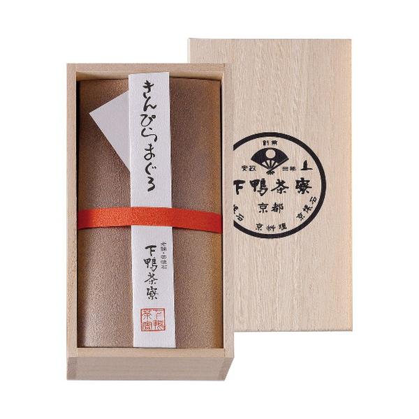 あめ色になるまでじっくりと炊き合わせ、お互いの旨みを充分に吸わせたきんぴらまぐろは、お子様からご年配の方まで幅広く人気の一品。そのまま酒の肴として、おにぎりの具にしても美味しくお召し上がりいただけます。木箱入りで目上の方への贈りものにもオス...