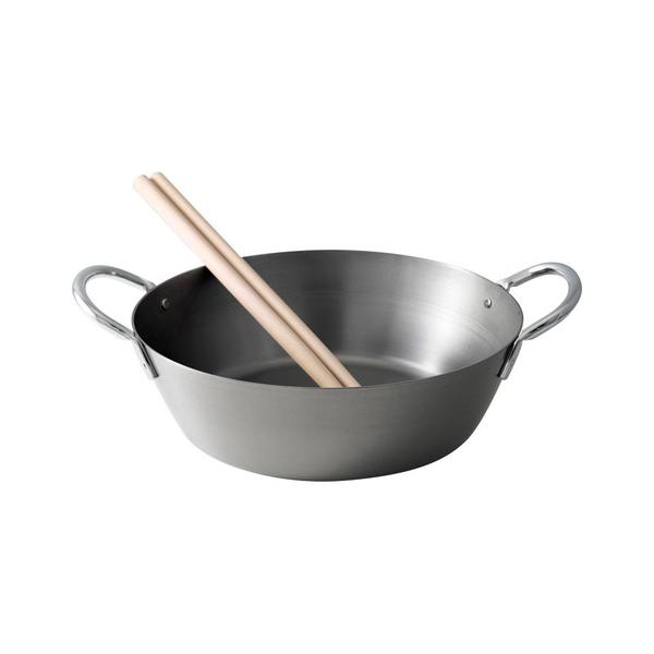 1.6mmの鉄厚板で、高い蓄熱性を実現します。口が広く、揚げる際に出る水分を飛ばすのに適しています。プロ仕様の粉箸付きです。■本体(約3.3l)(約335×260×110mm)×1■材質:鉄・天然木■箱サイズ:約350×270×125mm【...