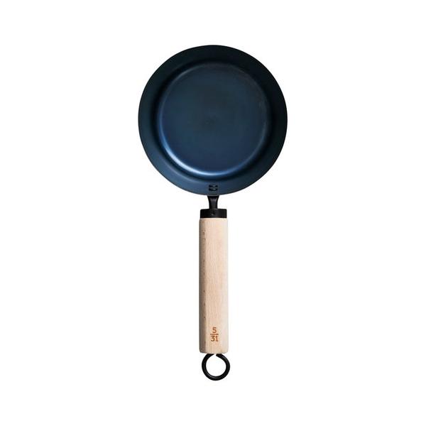 今日を元気にする、ありそうでなかった「お味噌汁パン」 お味噌汁を作るのにちょうど良い大きさの鉄のお鍋です。毎日お味噌汁を飲むことをルーティン化し、手軽に鉄分を補うのにもってこいです。買ったその日からすぐに使えるように、職人が1つ1つ手作業で...