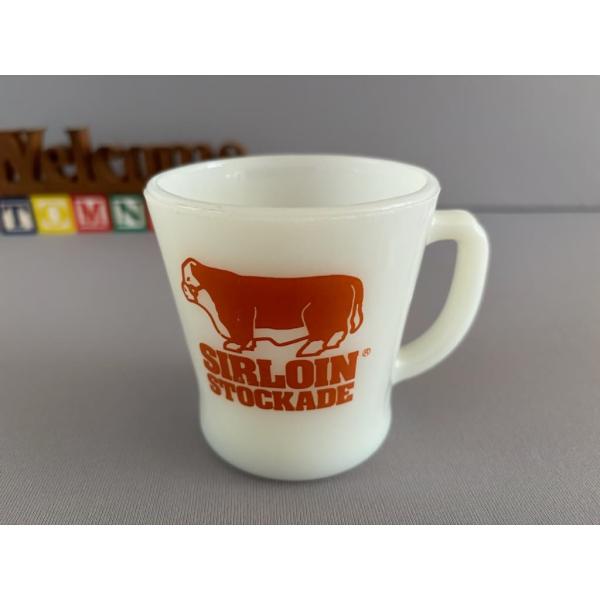 アメリカのステーキチェーン店のアドマグです。状態：全体的にスレ・プリントの色褪せ・フチ部分のザラツキ等みられるためお値段に反映しております。高さ　約8.5センチ刻印：OVEN-PROOFアンカーマークMADE IN U.S.A.