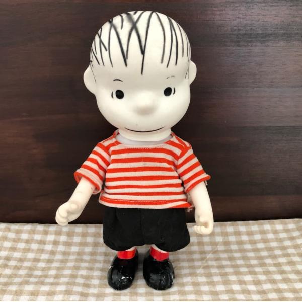 1960年代に発売されたポケットドール　ピーナッツシリーズのライナスです。足とボディ部分はプラスティックその他の部分はソフビで手足は可動します。背中と足裏にエンボスあり。SIZE 約18センチ。付属品の赤い毛布は残念ながらありません。左足靴...