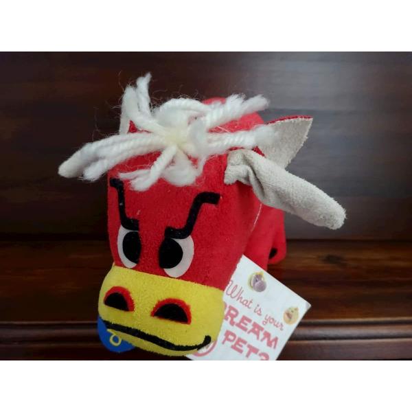 1955年にアメリカのR・デーキン＆カンパニーという企業が日本に木製トレインのおもちゃを発注。完成したサンプルと一緒に緩衝材代わりに詰められていた動物のぬいぐるみに注目した会社は、木製トレインよりもそのぬいぐるみを2年後に販売。日本の職人た...