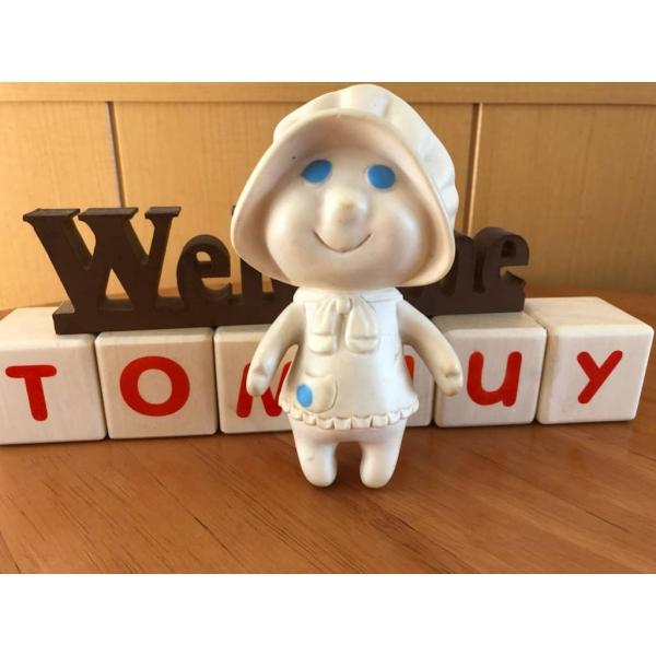 アメリカの老舗の製粉会社ピルズベリー社のイメージキャラクターのソフビ人形です。アメリカでは今でもCMに登場する「Doughboyドゥーボーイ」の愛称を持つポッピンフレッシュの妻の名前はポッピーフレッシュ。こちらの人形は夫であるドゥーボーイよ...