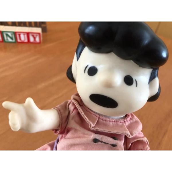 1960年代に発売されたポケットドール　ピーナッツシリーズのルーシーです。このシリーズはルーシーのみ口が閉じてるタイプと開いてるタイプの２種類存在します。こちらは口が開いているタイプとなります。足とボディ部分はプラスティックその他の部分はソ...