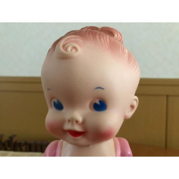 アメリカSUNRUBBER社のラバードール「チャンキー」という名の女の子です。ソフトなラバーを握ると音が出るスクィーキータイプの人形は世界中で様々なデザインが作られました。なんとも言えないかわいい立ち姿のこちらの女の子は復刻版が出るほど大人...