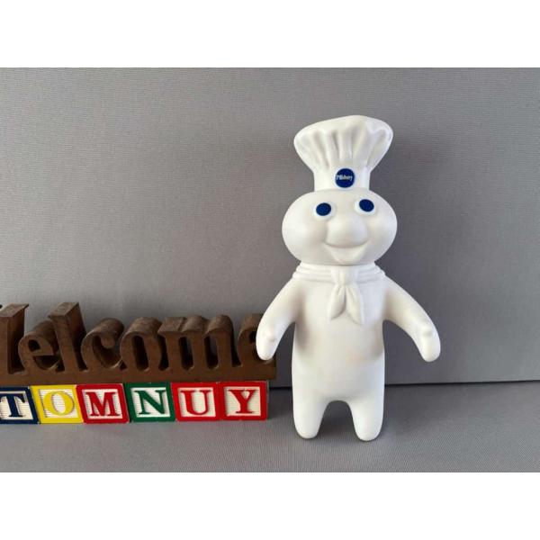 アメリカの老舗の製粉会社ピルズベリー社のイメージキャラクターの1971年のソフビ人形です。アメリカでは今でもCMに登場する「Doughboyドゥーボーイ」の愛称を持つ彼の本名はポッピンフレッシュ。愛称の由来は白いモチモチの小麦粉の生地（do...