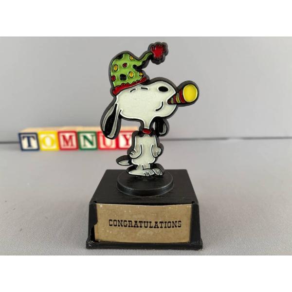 アメリカAVIVA社によって作られたトロフィーは、６０年代の創立以来様々なキャラクターで作られましたがその中でも人気なのはやはりスヌーピーです。メッセージに合わせた贈り物として選ぶ方、ご自身のコレクションとしてお求め頂く方と様々です。安定性...