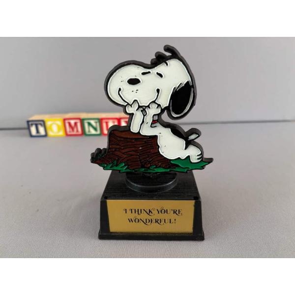 アメリカAVIVA社によって作られたトロフィーは、６０年代の創立以来様々なキャラクターで作られましたがその中でも人気なのはやはりスヌーピーです。メッセージに合わせた贈り物として選ぶ方、ご自身のコレクションとしてお求め頂く方と様々です。安定性...