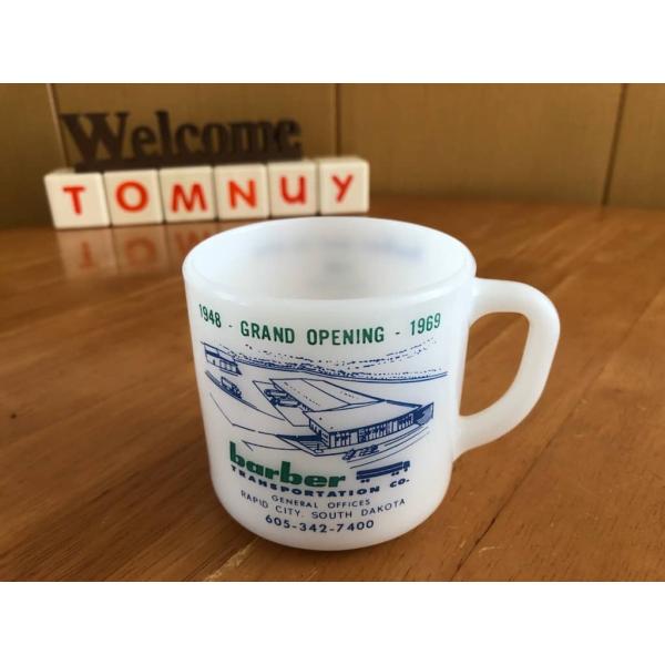 こちらはサウスダコタ州の運送会社の企業マグです。状態：ワレ・カケはありません。プリント部と裏面の文字部分にごくわずかなロスがあります。経年劣よるツヤにムラがあります。内側底部に練りジワがあります。高さ　約7.8センチ