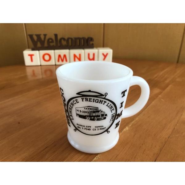 カンザス州の運送会社の企業マグです。たとえ時間に追われる仕事でもコーヒー休憩をちゃんと取るべきであると思わせるようなデザインが素敵です。ハンドル部が大きいので、手の大きい男性でも持ちやすくなっております。状態：ワレやカケなくツヤもあり綺麗な...