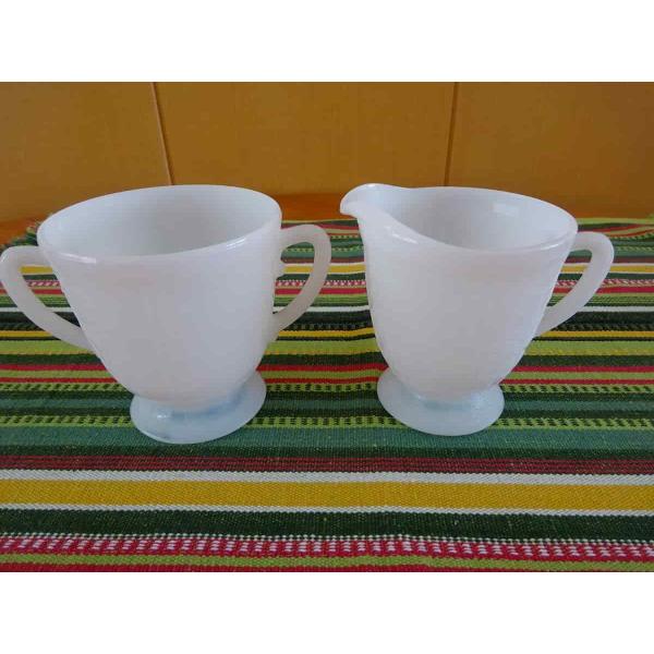 マクベスエバンスの歴史は古く創業は1899年です。アメリカン・スウィートハートは1930年〜36年の6年間だけ製造されていたシリーズです。乳白色の半透明のガラスに施された繊細なレリーフは、裏底にも見られます。このような繊細なガラス食器が80...