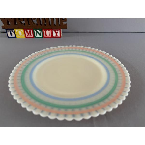 マクベスエバンスの歴史は古く創業は1899年です。花びらのようなデザインにパステルカラーのラインが施されたこちらの人気のシリーズは1930年代〜40年代に作られたものです。このような繊細なガラス食器が80年を越える年月を美しい状態を保ったま...