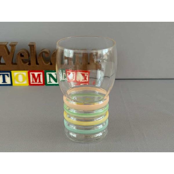 マクベスエバンスの歴史は古く創業は1899年です。花びらのようなデザインにパステルカラーのラインが施されたパステルバンドのシリーズは1930年代〜40年代に作られました。こちらのタンブラーは1936年にコーニング社に買収された以降にその人気...