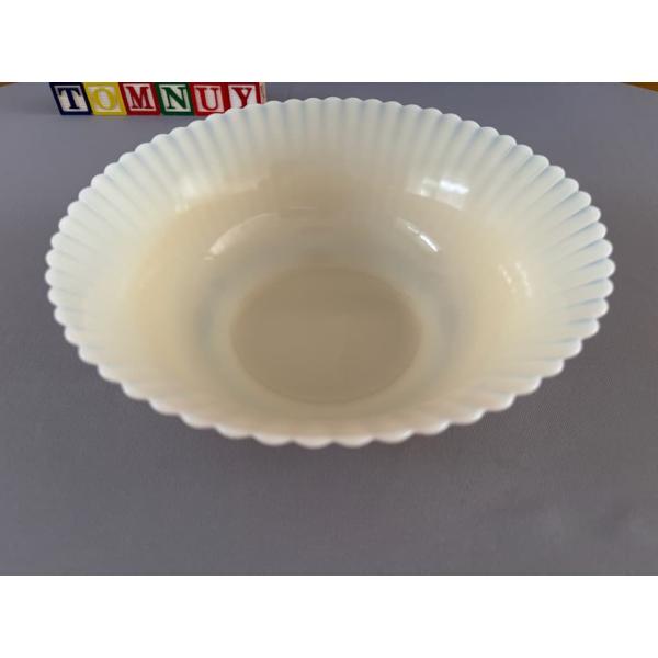 マクベスエバンスの歴史は古く創業は1899年です。花びらのようなデザインのシリーズは1930年代〜40年代に作られたものです。このような繊細なガラス食器が80年を越える年月を美しい状態を保ったまま残っていることからも、大変大事にされていたこ...