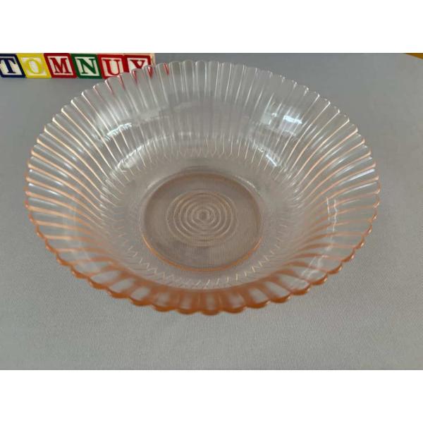 マクベスエバンスの歴史は古く創業は1899年です。花びらのようなデザインのシリーズは1930年代〜40年代に作られたものです。このような繊細なガラス食器が80年を越える年月を美しい状態を保ったまま残っていることからも、大変大事にされていたこ...