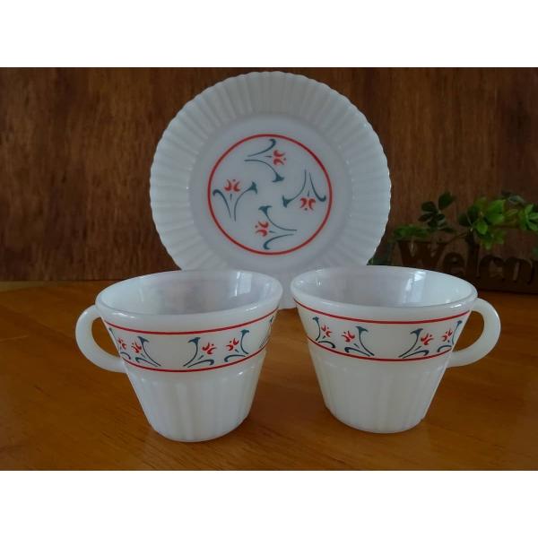 ターモクリサはフャイヤーキングと同時期のメキシコのミルクガラスメーカーです。チューリップのような花柄と赤いラインにカップとプレートそれぞれに施された波状のエンボスがとてもかわいいデザインです。同じ柄のカップ2つとプレート1枚のセット販売とな...