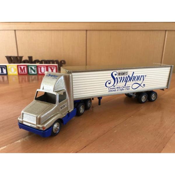 アメリカの様々な企業のノベルティトラックを製造しているトイメーカーWINROSS(ウィンロス)によるダイキャストトラックです。言わずと知れたチョコレートメーカーのHERSHEYS(ハーシーズ）のデザインは、可愛さも兼ね備えているため男女問わ...