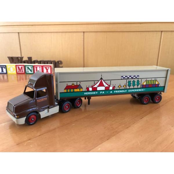 アメリカの様々な企業のノベルティトラックを製造しているトイメーカーWINROSS(ウィンロス)によるダイキャストトラックです。言わずと知れたチョコレートメーカーのHERSHEYS(ハーシーズ）のデザインは、可愛さも兼ね備えているため男女問わ...