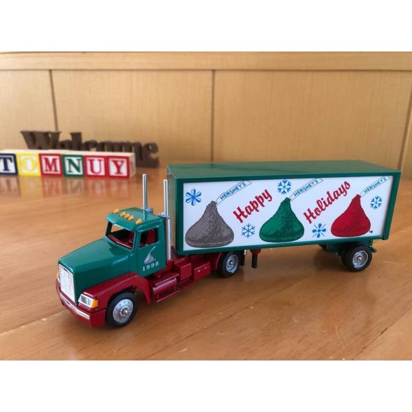 アメリカの様々な企業のノベルティトラックを製造しているトイメーカーWINROSS(ウィンロス)によるダイキャストトラックです。言わずと知れたチョコレートメーカーのHERSHEYS(ハーシーズ）のデザインは、可愛さも兼ね備えているため男女問わ...