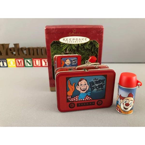 日本ではあまり知られていませんがHowdy Doodyは1947年から1960年までアメリカで放映された子供番組に登場する腹話術人形です。1999年にHallmarkから販売されたオーナメントは、そばかすとカウボーイスタイルのハウディドゥー...