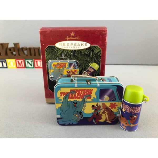 スクービー・ドゥーは1969年アメリカで始まったハンナ・バーバラ・プロダクション制作のアニメシリーズです。1999年にHallmarkから販売されたオーナメントは、臆病な大型犬の主人公スクービー・ドゥーが描かれたミニチュアのランチボックスで...