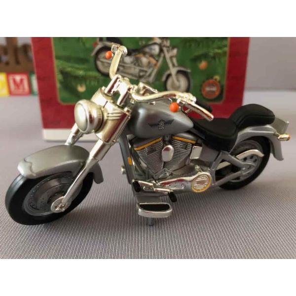 ハーレーダビッドソンが1990年に発表したFat Boy がモデルとなったオーナメントとなります。2000年に販売されたシリーズなので、ナンバープレートが2000になっております。1910年に設立された歴史あるアメリカのグリーティングカード...