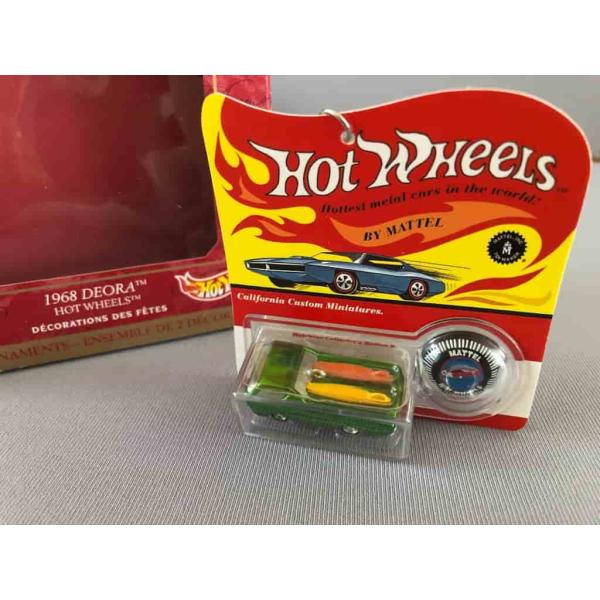 1968年にデビューしたホットウィール。こちらは初代リリースの中でも最も有名なDEORAを再現した2000年に販売された車体がグリーンのオーナメントになります。中の車だけを取り出して別に下げることも出来るようになっております。1910年に設...