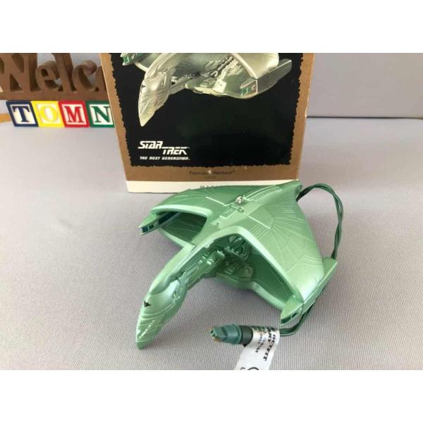 こちらは1998年にHallmarkから販売となったスタートレックに登場した宇宙船Romulan Warbirdのオーナメントです。劇中の宇宙船は全長1500ｍ以上あり、色々な場面で多くの宇宙艦を苦しめてきました。コードを接続するとライトが...